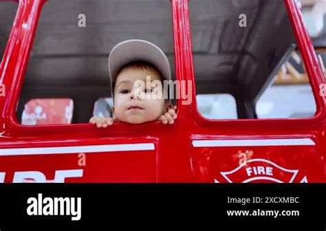 Peeping From Car Stock Videos And Footage Hd And 4k Video Clips Alamy