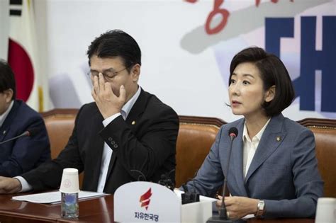 원내대책회의 발언하는 나경원 원내대표