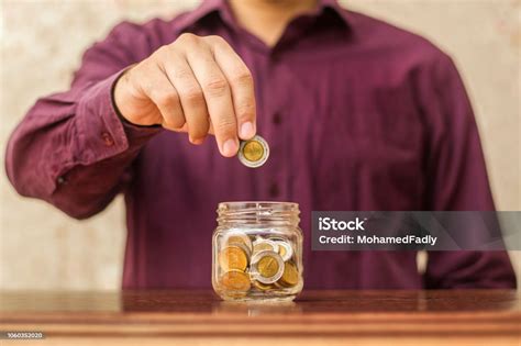영남 퍼 팅 동전 유리 항아리 동전 이집트 파운드의 전체 금속에 대한 스톡 사진 및 기타 이미지 금속 남자 동전 Istock