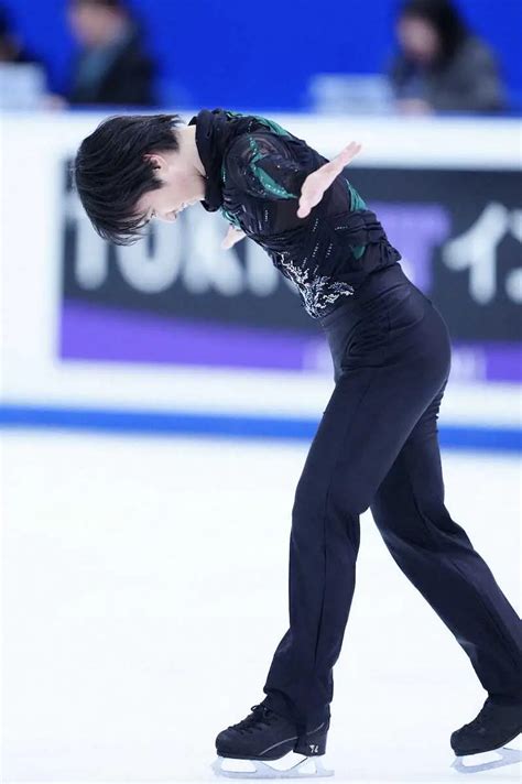 ＜フィギュア全日本選手権第3日＞男子フリー、表彰式で宇野昌磨（左）と抱き合う鍵山優真（撮影・小海途 良幹） スポニチ Sponichi