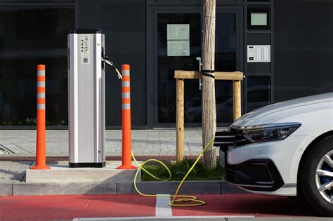 国交省がev充電器の路上設置についてガイドラインを発表。普及の加速に期待大 スマートモビリティjp