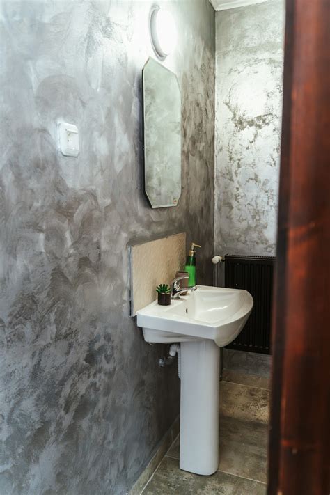 세면대와 거울이 있는 욕실 사진 Unsplash의 무료 대야 이미지