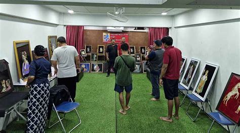 ပန်းချီရီရီမွန် မန္တလေး ၏ လက်ရာ ရွှေခြည်ထိုး ပန်းချီပြပွဲ ဓာတ်ပုံ
