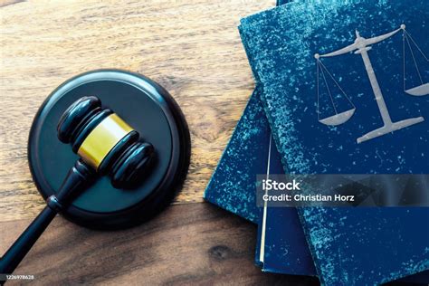 裁判官のトップビューは正義のスケールを持つ古い法律書の与えと積み重ね クローズアップのストックフォトや画像を多数ご用意 クローズアップ