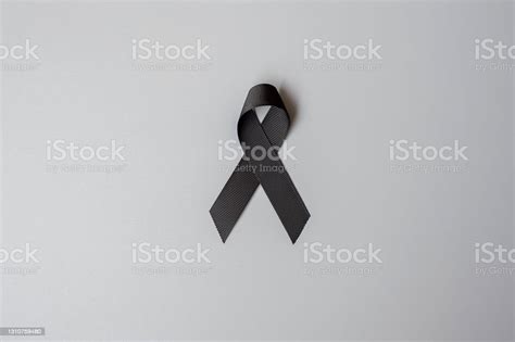 흑색종과 피부암 백신 상해 인식 달 및 평화 개념에 휴식 회색 배경에 검은 리본 리본에 대한 스톡 사진 및 기타 이미지 리본