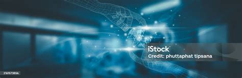 낮은 Poly 과학자 파란 손 데이터 디지털 행성 지구와 핵 원자 홀로그램을 들고 과학 및 의료 기술은 실험실 개념 3d 다각형