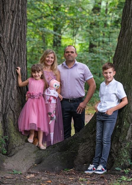 Retrato De Una Familia Feliz Riendo Padre Y Madre Hijo E Hija