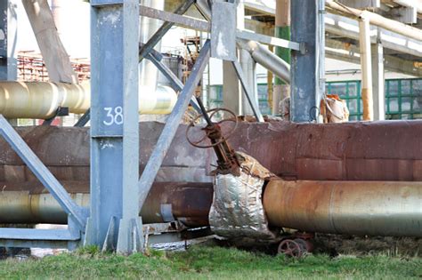 Estocada 파이프라인 정유 석유 화학 화학에서 파란색으로 빠른 분리형 단 열 대형 게이트 밸브와 증기 및 응축 수 분리 파이프 0명에 대한 스톡 사진 및 기타 이미지