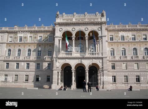 Der historische Hauptsitz der Lloyd Triestino in der Piazza Unità d