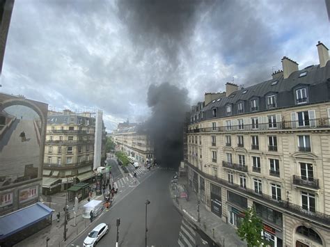 Incendie Dans Le Centre De Paris Important Nuage De Fumées Noires