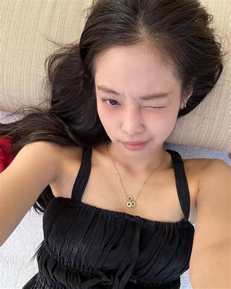 패션엔 블랙핑크 제니 일정 끝내고 힐링 북미 투어중 즐긴 러블리한 리조트룩