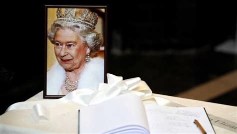 Bolsonaro Presta Condolência No Velório Da Rainha Elizabeth Ii Em