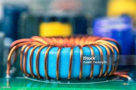 Komponen Elektronik Koil Induksi Dengan Kawat Tembaga Berkelokkelok Pada Inti Ferit Magnetik Di