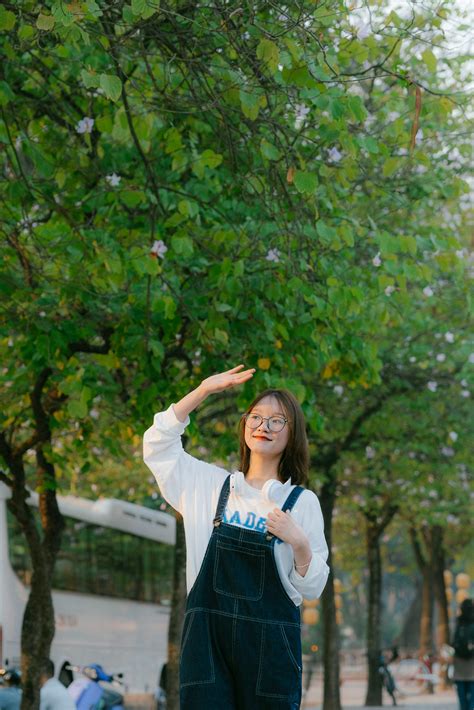 性格开朗的女人在户外享受夏天 · 免费素材图片