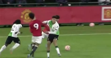 “6개월 동안 못 뛰게 해야 해” 리버풀 U 18 수비수 경기 중 맨유 U 18 선수 ‘주먹팔꿈치로 가격