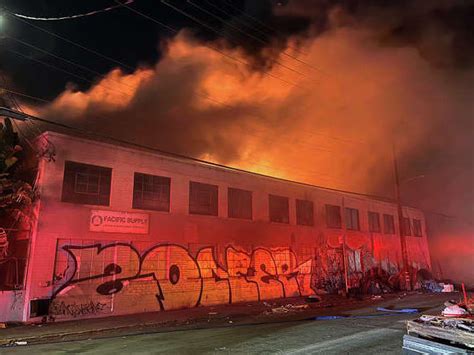 Building Will Be A Total Loss 70 Firefighters Battle Massive Oakland