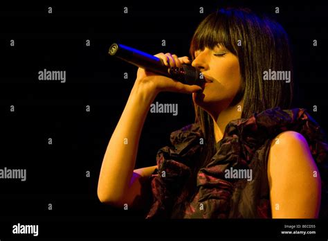 Cantante portuguesa ana moura fotografías e imágenes de alta resolución