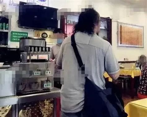 53岁窦唯近照曝光 罕见露腼腆笑容一头白发显沧桑