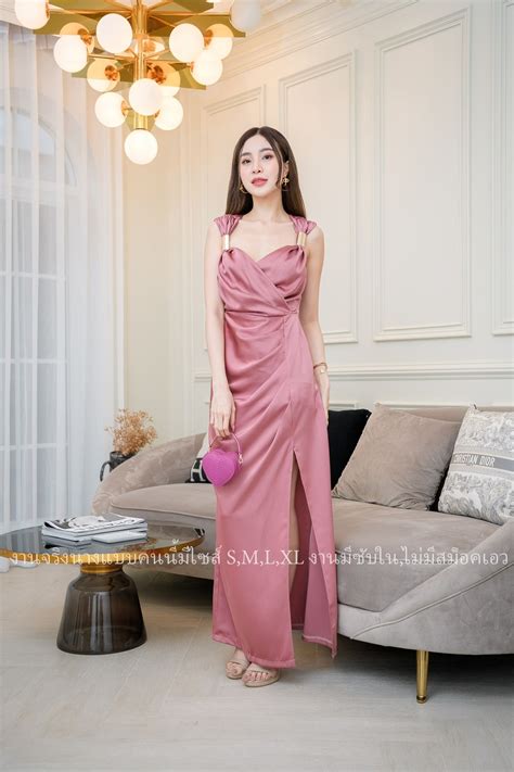 ชุดราตรียาวสีชมพู ไหล่แต่งเหล็ก แขนกุด แนวเรียบหรู สวยดูแพง ใส่ออกงาน