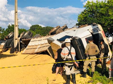 Caminhão carregado de soja tomba em rotatória e danifica poste em