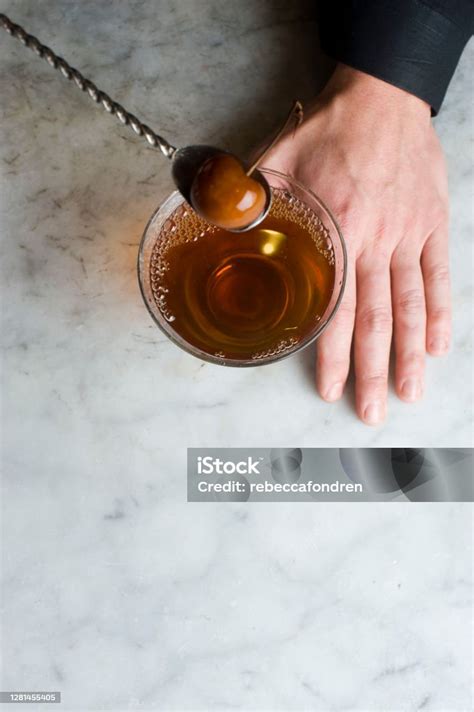 구식 칵테일 구식 클래식 칵테일 럼주 진 보드카 럼 또는 위스키와 민트 라임 주스 설탕 소다 물과 혼합한 알코올 음료는 라임과 체리로 장식됩니다 클래식 아메리칸 바 음료 0