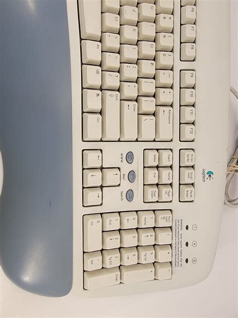 Logitech Corded Deluxe Access Keyboard With Blue Handrest Ps2 Y Sg13