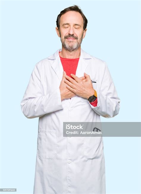 중간 나이 치료사와 함께 웃 고 하는 흰 코트를 입고 얼굴에 닫힌된 눈와 감사와 함께 가슴에 손 건강 개념입니다 감사에 대한 스톡 사진 및 기타 이미지 Istock
