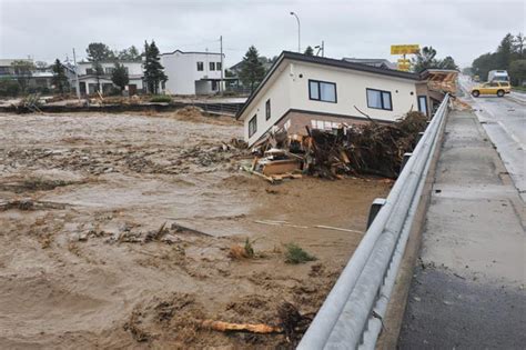 増水したペケレベツ川の影響で流される住宅＝：2016年 台風被害 写真特集：時事ドットコム