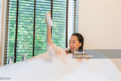 초상화 아름다운 젊은 아시아 여자 행복한 미소 는 욕조에서 목욕을 휴식 가정의 방에 대한 스톡 사진 및 기타 이미지 가정의