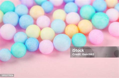 빈 공간이있는 분홍색 파스텔 배경에 밝게 채색된 다양한 색상의 거품 구슬 비즈에 대한 스톡 사진 및 기타 이미지 비즈 색상 묘사 색상 이미지 Istock