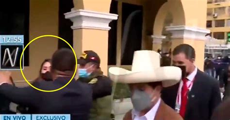 Periodistas Muestran Su Solidarizad Con Reportera Que Fue Empujada Por