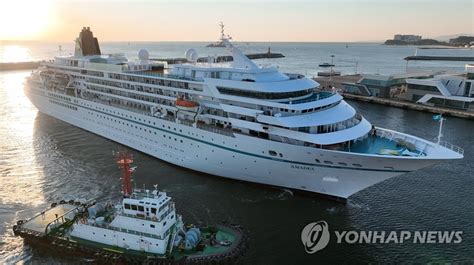코로나이후 3년만에 크루즈선 속초항 입항탑승객 800여명 환영 연합뉴스
