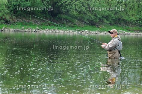 川 釣り 漁師の写真素材 109686538 イメージマート