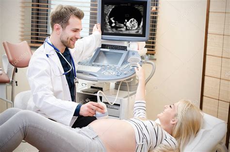 Pregnant Woman At The Doctor Ultrasound Diagnostic Machine — Stock