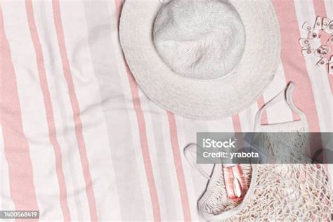 여름 플랫에는 넓은 태양 모자 줄무늬가있는 비치 타월에 화장품을 배경으로 놓여 있습니다 여름 휴가 휴가 휴식 개념 탑 뷰 서머
