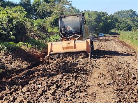 Três Frentes De Trabalho Em Estradas Do Interior Cruzeiro Do Sul