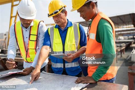 포트레이트 아시아 남자와 팀 엔지니어는 프리캐스트 시멘트 공장에서 서류 작업을 열심히 하고 있다 25 29세에 대한 스톡 사진 및 기타 이미지 Istock