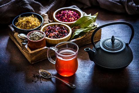 위에서 촬영한 다양한 말린 찻잎과 꽃을 곁들인 찻잔과 찻주전자 잎차에 대한 스톡 사진 및 기타 이미지 잎차 차 뜨거운 음료 차 작물 Istock