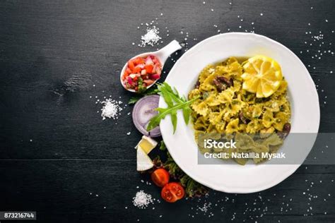 시금치 올리브와 파 르 마 치즈와 버섯 파스타 이탈리아 음식입니다 에 검은 나무 표면 텍스트에 대 한 여유 공간입니다 최고의 볼 수 있습니다 건강한 식생활에 대한 스톡 사진