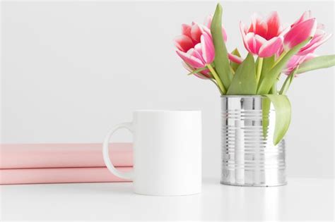 Maqueta De Taza Con Tulipanes Rosas En Una Maceta Y Libros Sobre Una