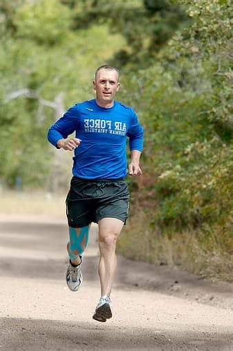 주자 실루엣들 운동 선수 적합 남자 건강한 일몰 황혼 조깅 유효한 연습 Pikist