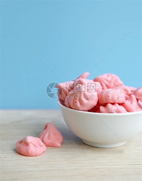 白碗中的甜粉色法式蛋白甜饼高清图片下载 正版图片507536746 摄图网