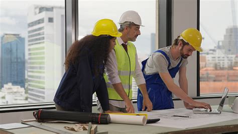 프로젝트 계획의 청사진을 사용하는 전문 건설 엔지니어 팀은 건설 건물 건축 및 건물 건설 개념에서 함께 작업합니다 16 17