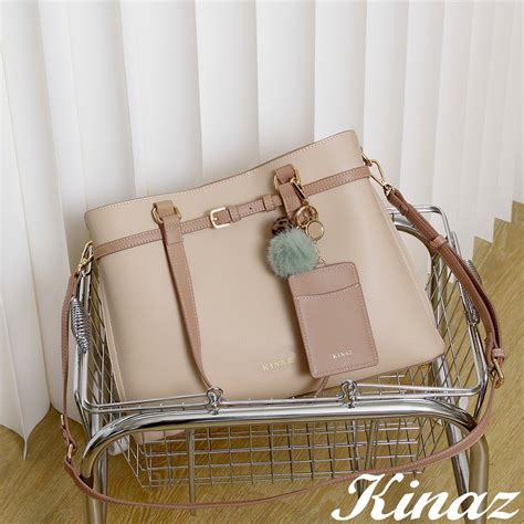 Kinaz 雙毛球吊飾伸縮票卡夾可拆腰帶飾條肩背斜背托特包 焦糖煉乳 爆米花系列 後背包 Yahoo奇摩購物中心