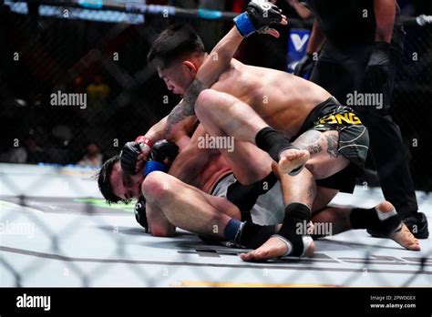 LAS VEGAS NV 29 April Song Yadong und Ricky Simon kämpfen am UFC