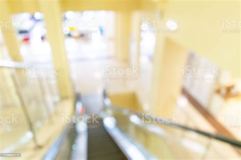 추상흐한 쇼핑몰 복도 백화점의 소매점과 홀 인테리어가 흐릿합니다 비즈니스 개념에 대한 포커스가 해제된 보케 효과 배경 또는