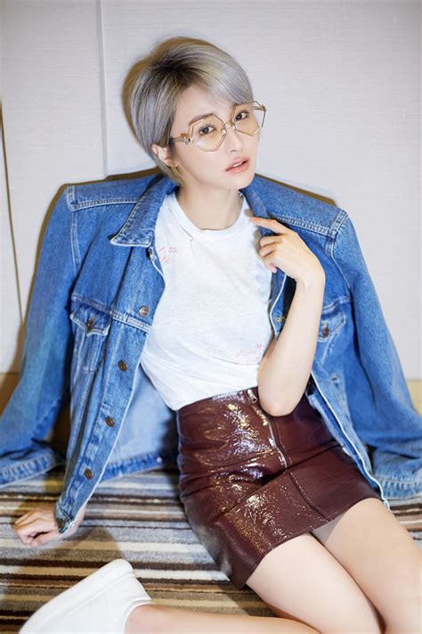 陈冰最新写真率性十足 硬糖女孩潇洒帅气