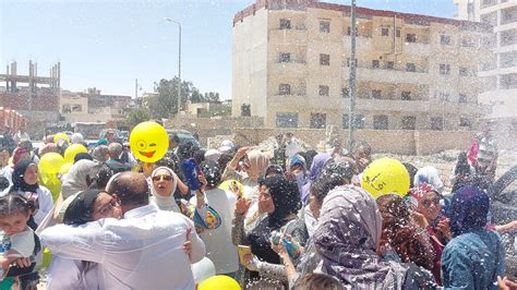 أولياء أمور طلاب الثانوية العامة بمطروح يستقبلون أبناءهم بالبالونات
