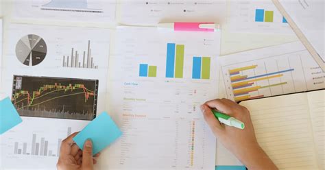 재무의 종이 그래프로 비즈니스 재무 데이터의 상위 뷰 손 작업 사진 Unsplash의 태국 이미지