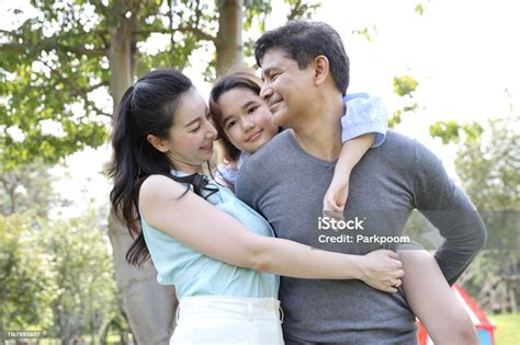행복 아시아 가족 딸과 부모는 미소와 웃음과 공원에서 행복한 시간을 보내고의 이미지 가족에 대한 스톡 사진 및 기타 이미지